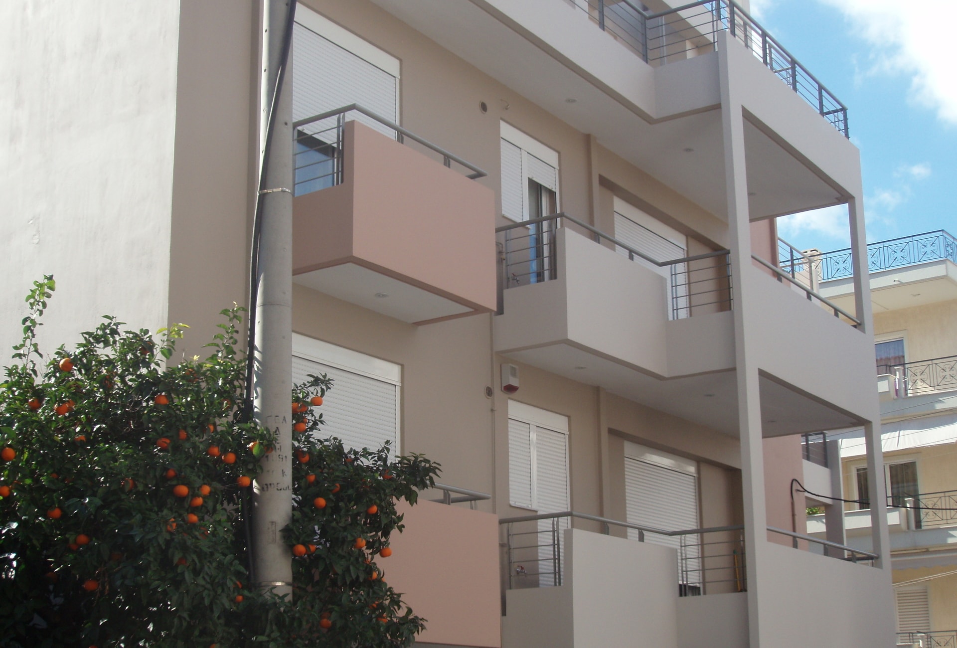 Τετραόροφη οικοδομή με piloti, υπόγειο & δώμα | oικο-δομή